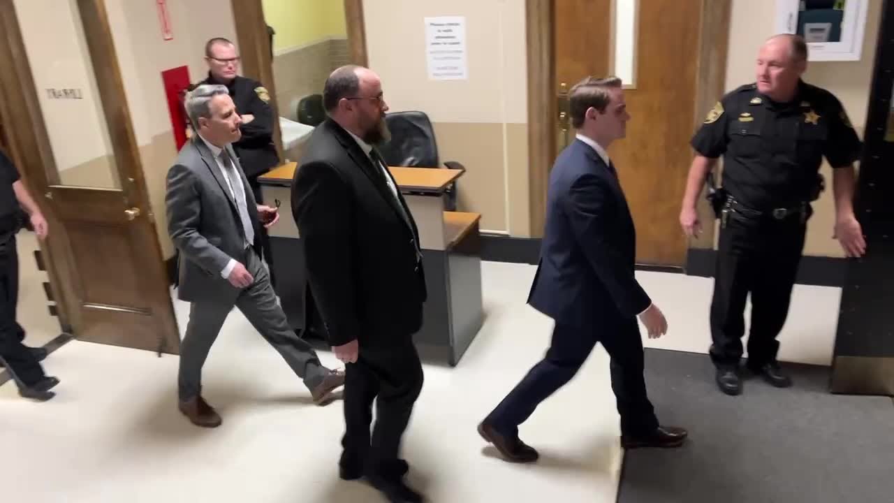 Bideo: Attempted murder suspect Luke Gaffney walks into court - YouTube
