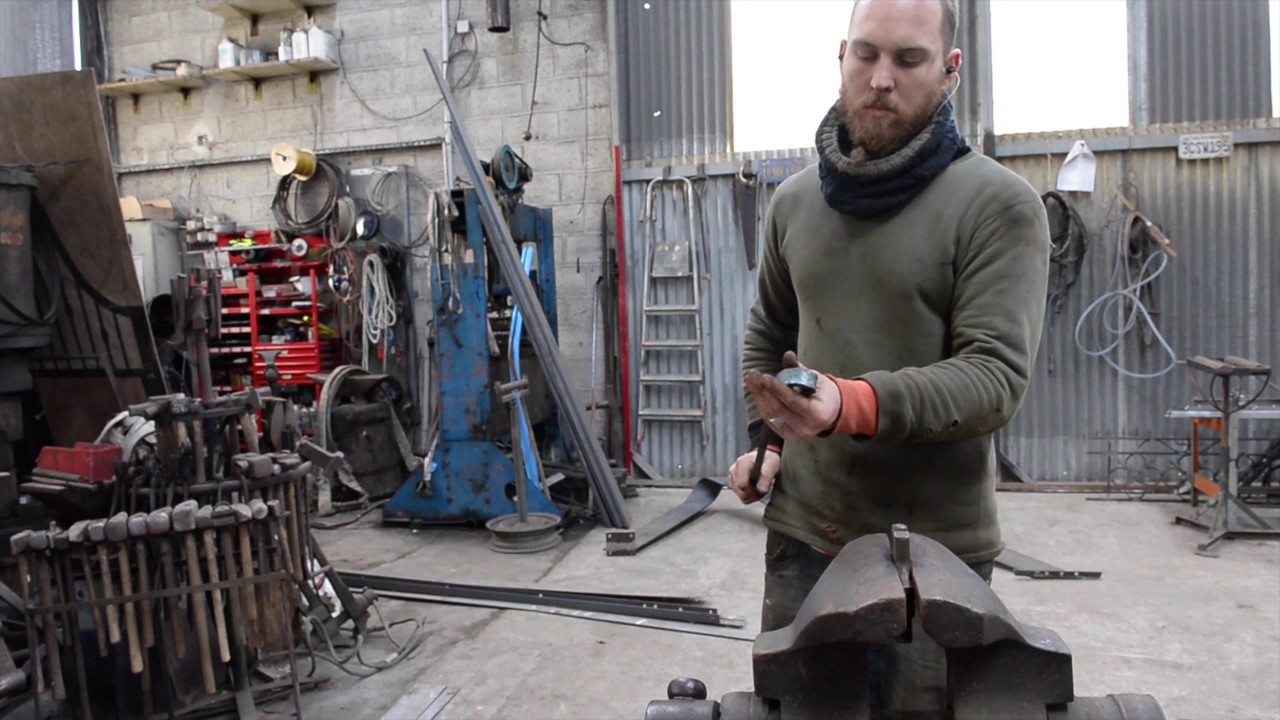 Ferronnier d'art, découvrir un métier avec jactiv.ouest-france.fr - YouTube