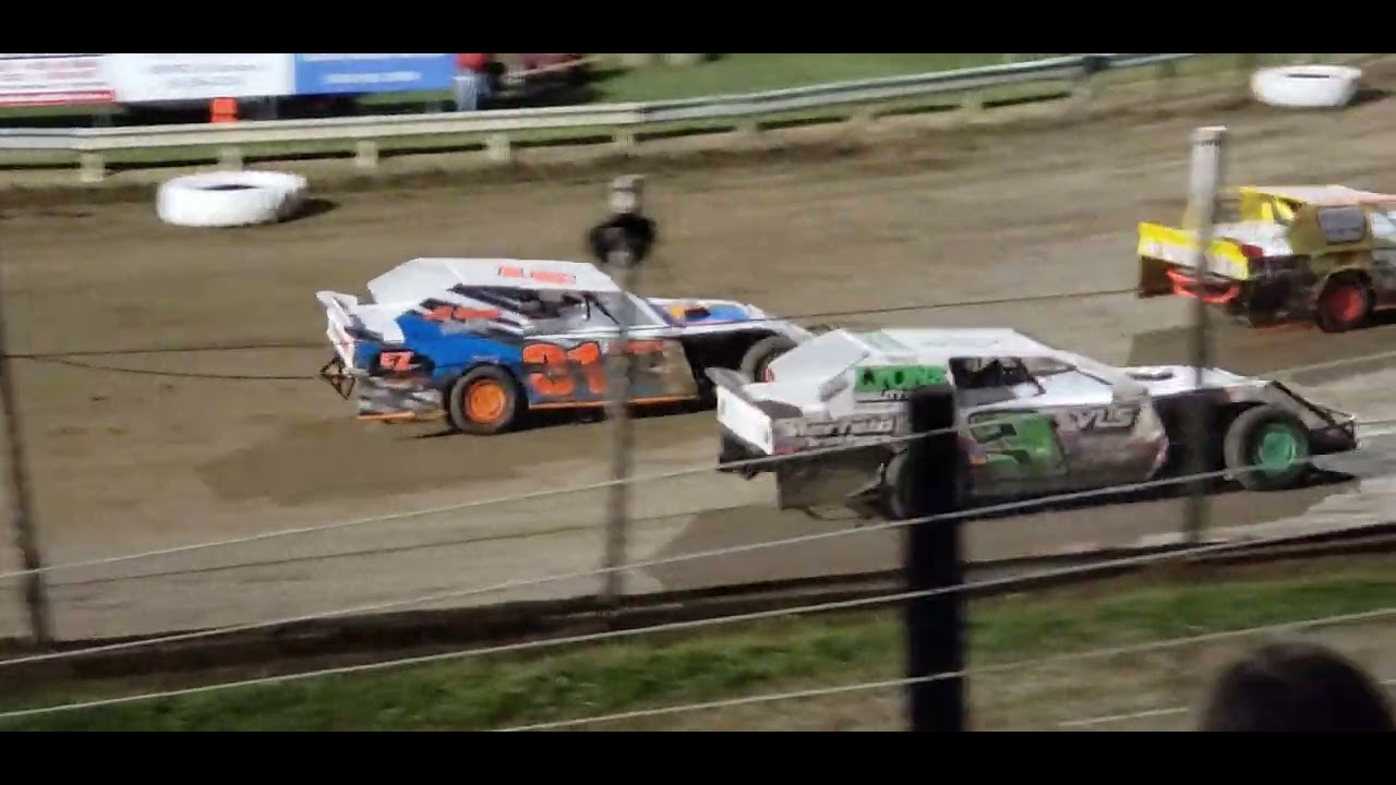 Jason Roth racing Dbq - YouTube