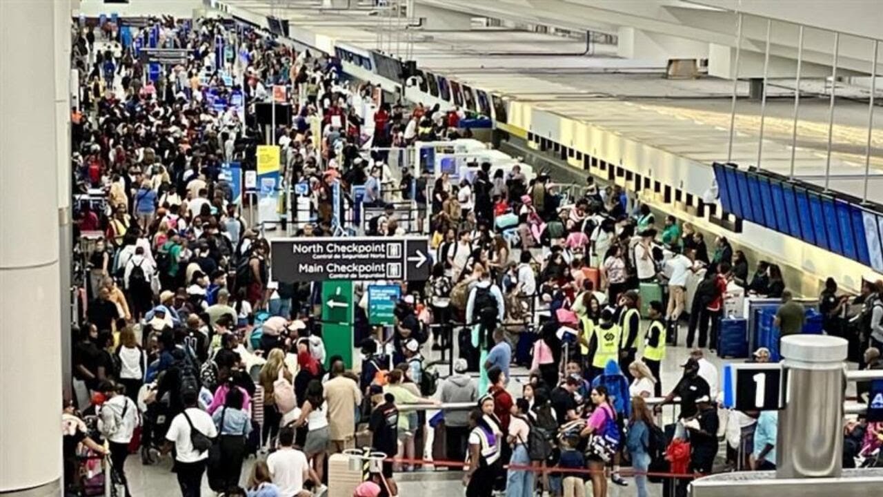 Massive tech outage impacts airports - YouTube