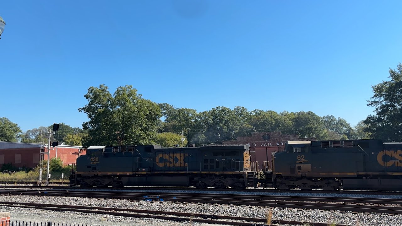 Two old CSX locos lead intermodal train #railfan #csx - YouTube