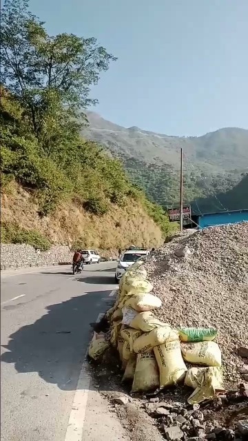 ravelya rudiyu ka bisala gham || Baton ka tata dhungon ma damela hath ...