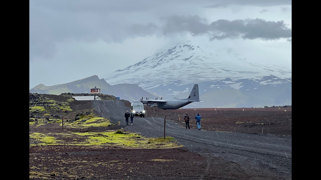 Jan Mayen (71°N 8°30’V) - Hercules C-130J landing, Olonkinbyen ...