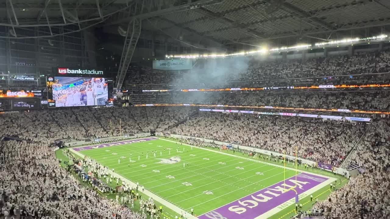 Joe Mauer leads the Skol Chant and sounds the Gjallarhorn - YouTube