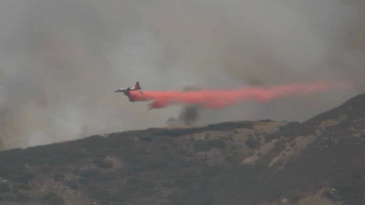 Airplane Dropping Water on Sunland-Tujunga Fire - YouTube