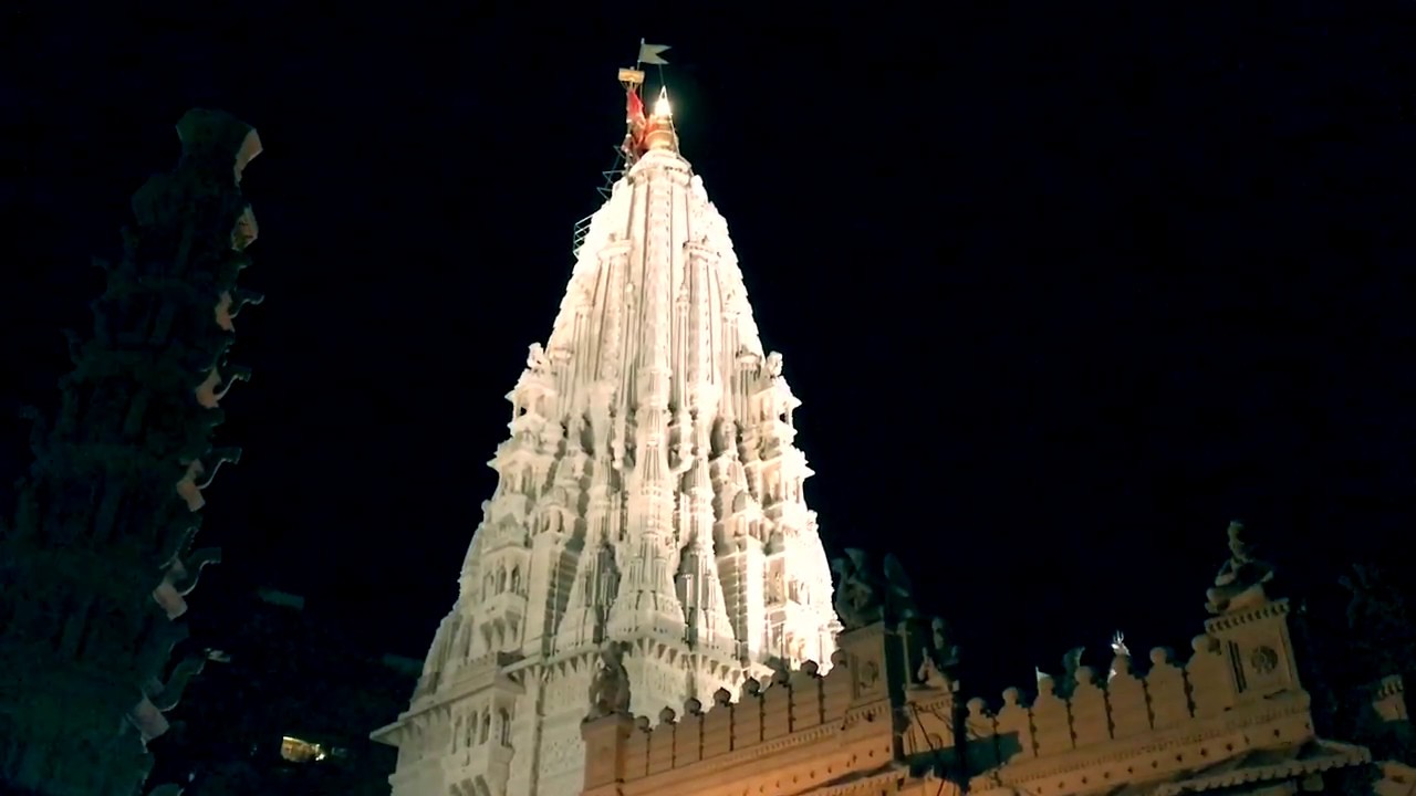 Mumbai's Famous Shiva Temple : Babulnath Temple - YouTube