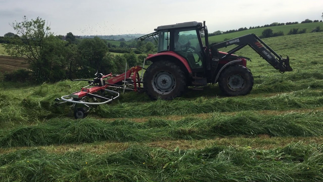 Vicon 764 Grass Tedder in heavy first cut silage. - YouTube
