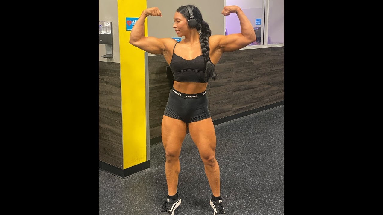 Pretty girl Flex big guns!!!!! - YouTube