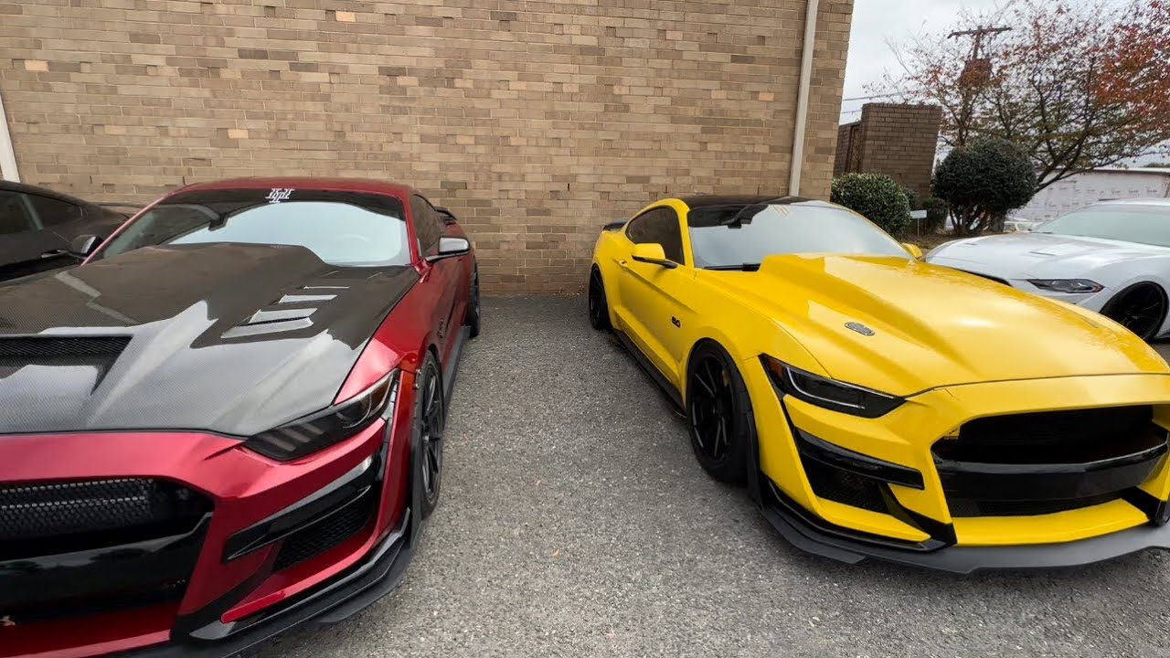 Two awesome Mustang! - YouTube