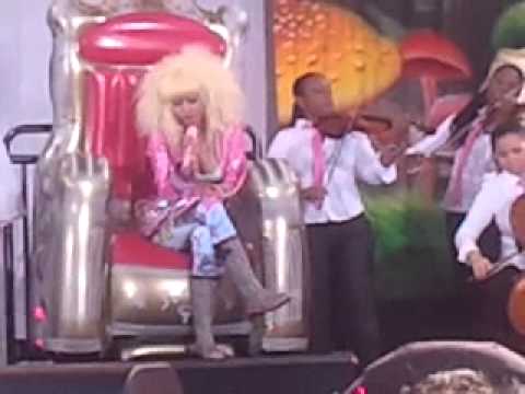 Nicki Minaj grinding