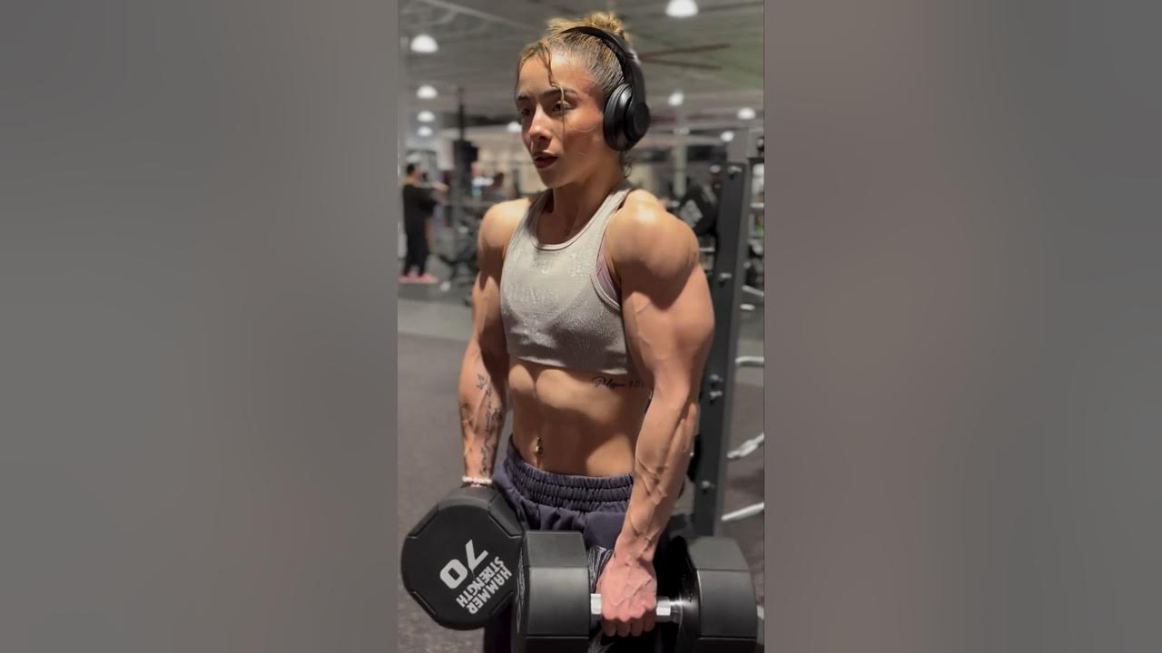 You can see my muscle striations move in my shoulder #gymgirl #gym #leanbody #bulk #cut #lean ...