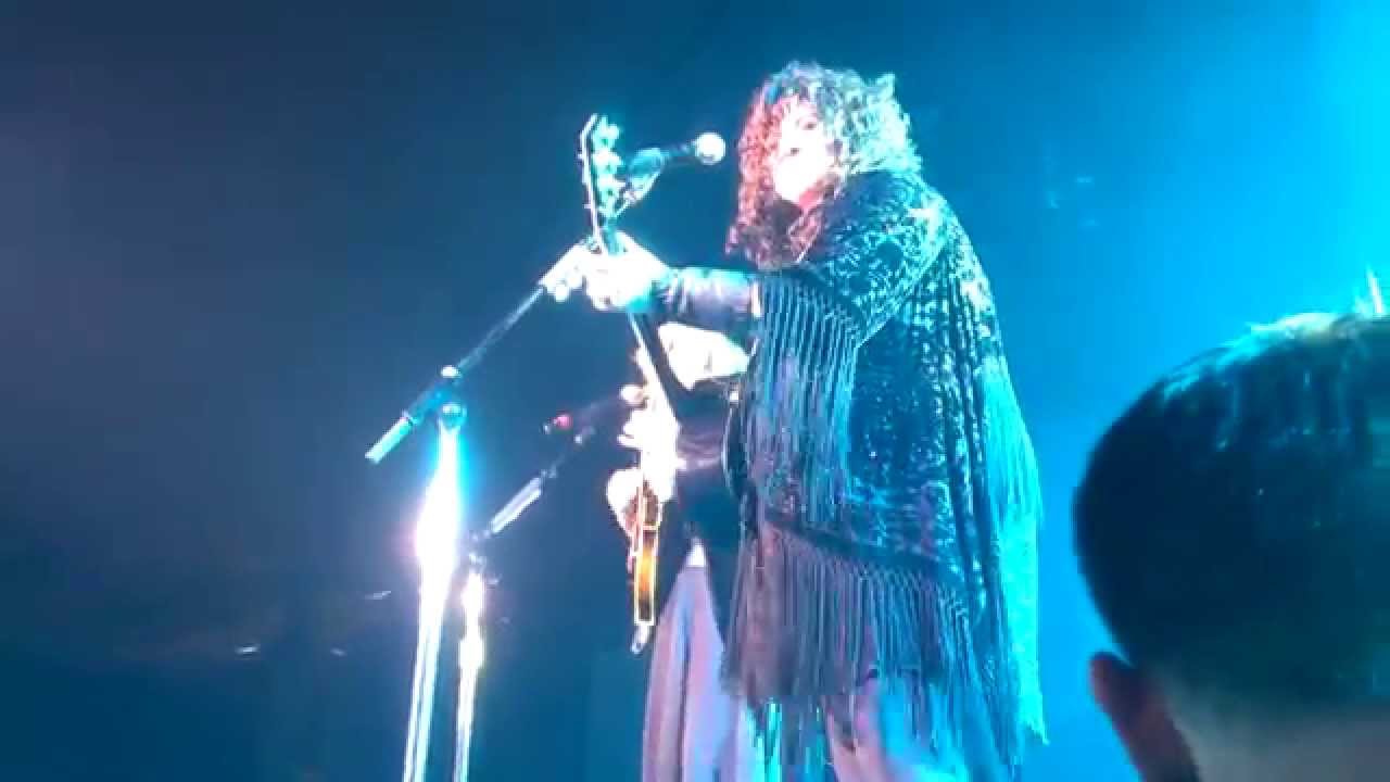 Ann and Nancy Wilson Playing Led Zeppelin - Battle of Evermore - YouTube
