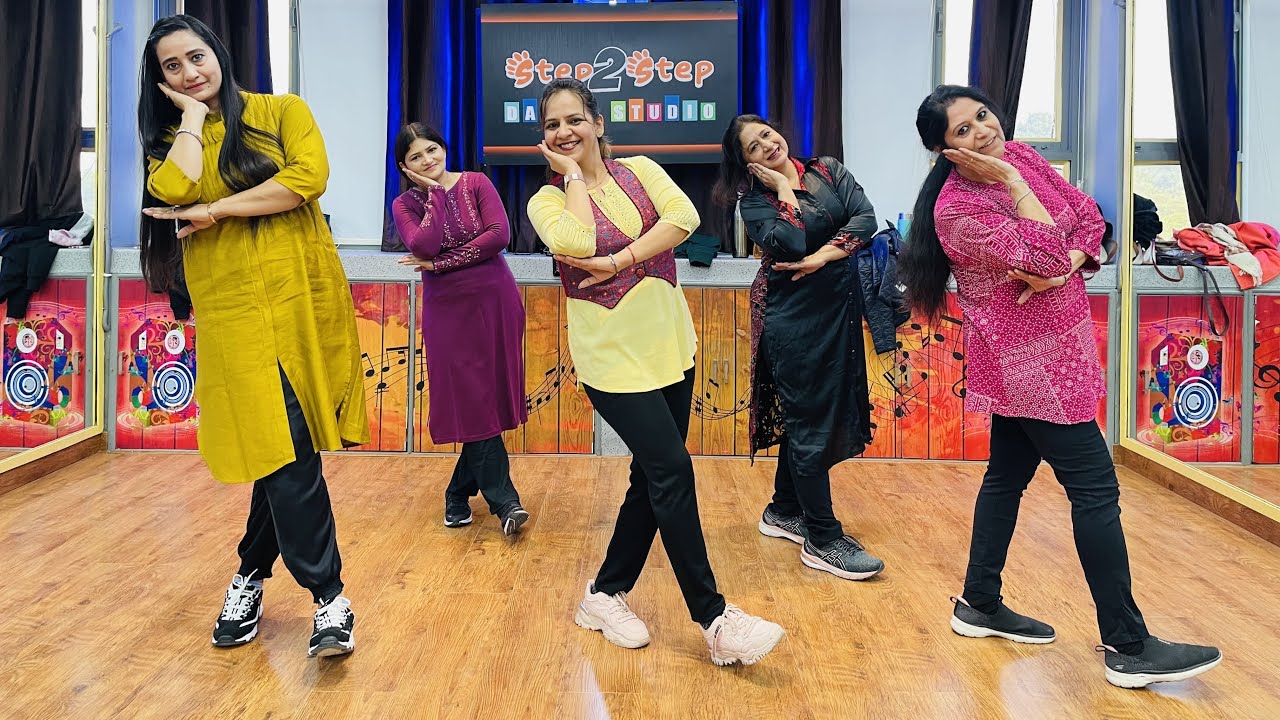 Lutt Putt Gaya | Ladies Dance Choreography | Dunki | Step2Step Dance Studio - YouTube