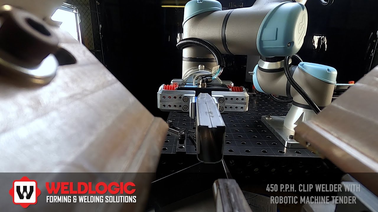 450PPH Clip Welder with Robotic Machine tender - YouTube
