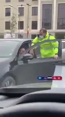 Imagini incredibile la Cluj! Politist luat pe sus de un sofer - YouTube