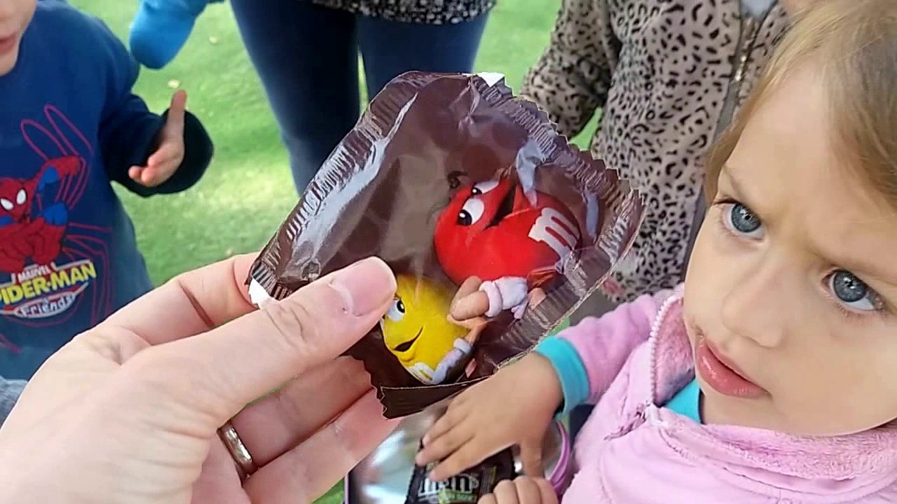 Giant Candy Challenge Victoria Annabelle Granny Toy Freaks - YouTube
