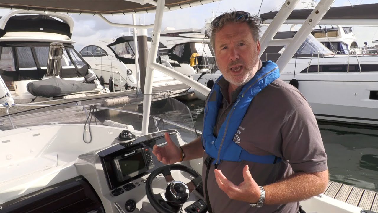 Mooring a Powerboat or Motor Cruiser on a Finger Pontoon - YouTube