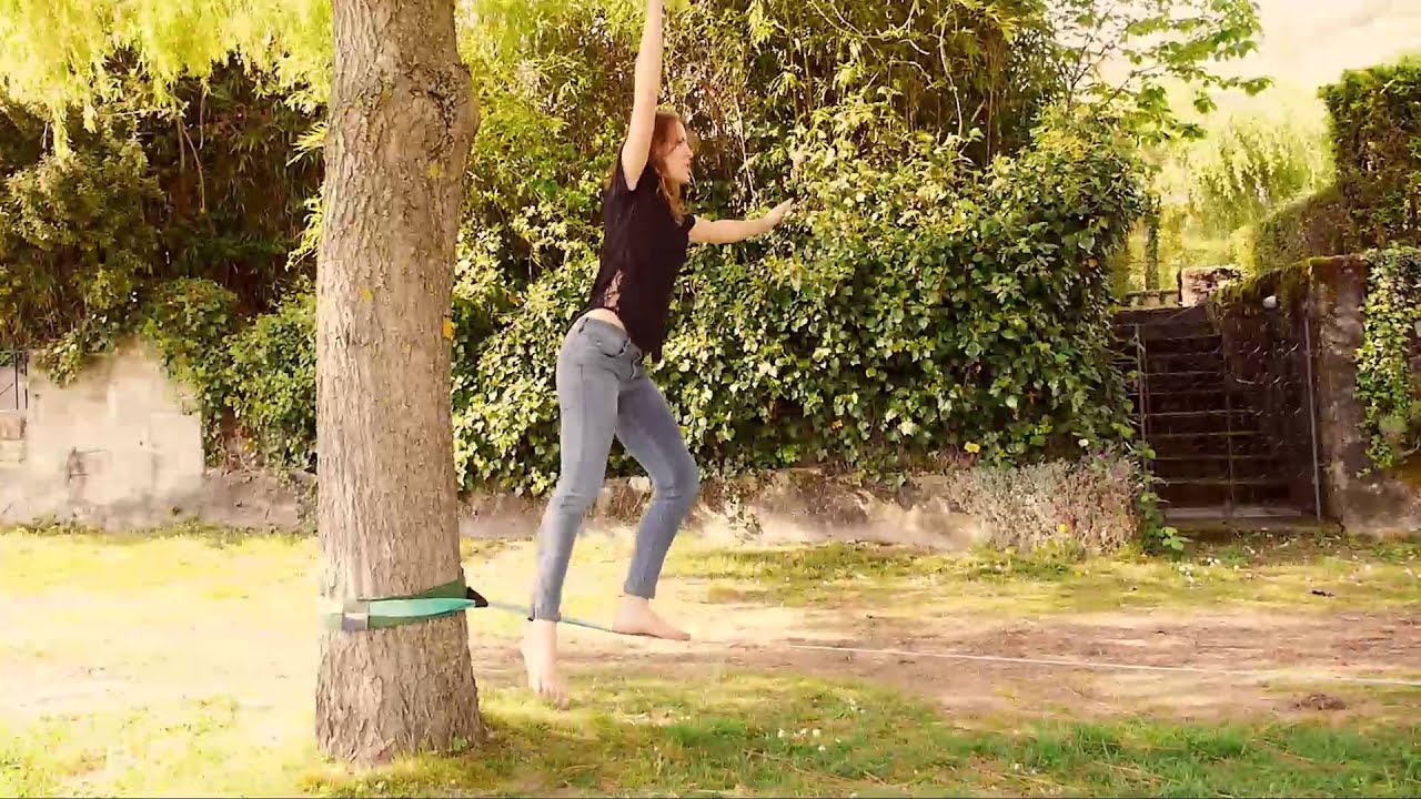 Comment débuter sur une slackline ? - YouTube