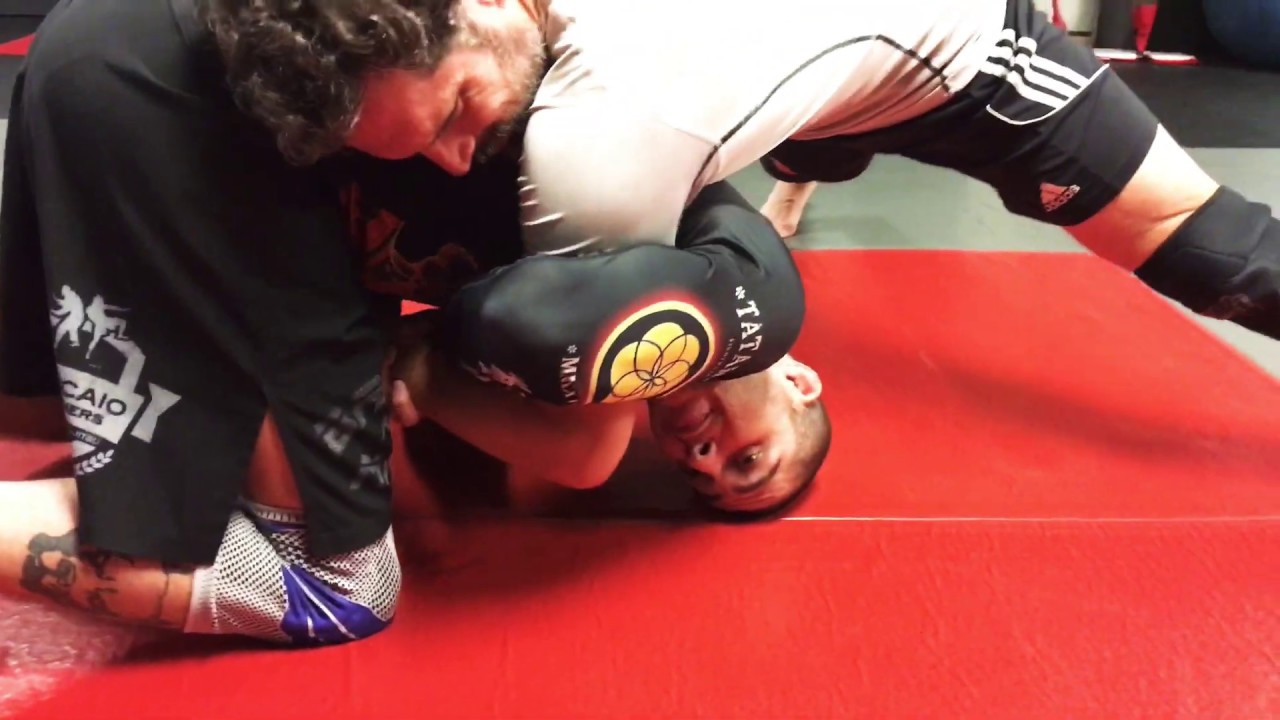 Americana to escape the turtle front headlock Moncaio Brothers Jiujitsu ...