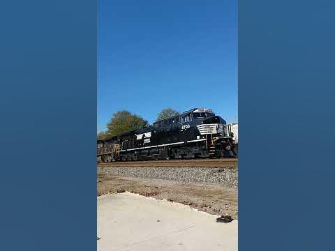 Fantastic 4 Norfolk Southern #4703 "Rollin Loudly down mtn" NS #28r @rider22 - YouTube