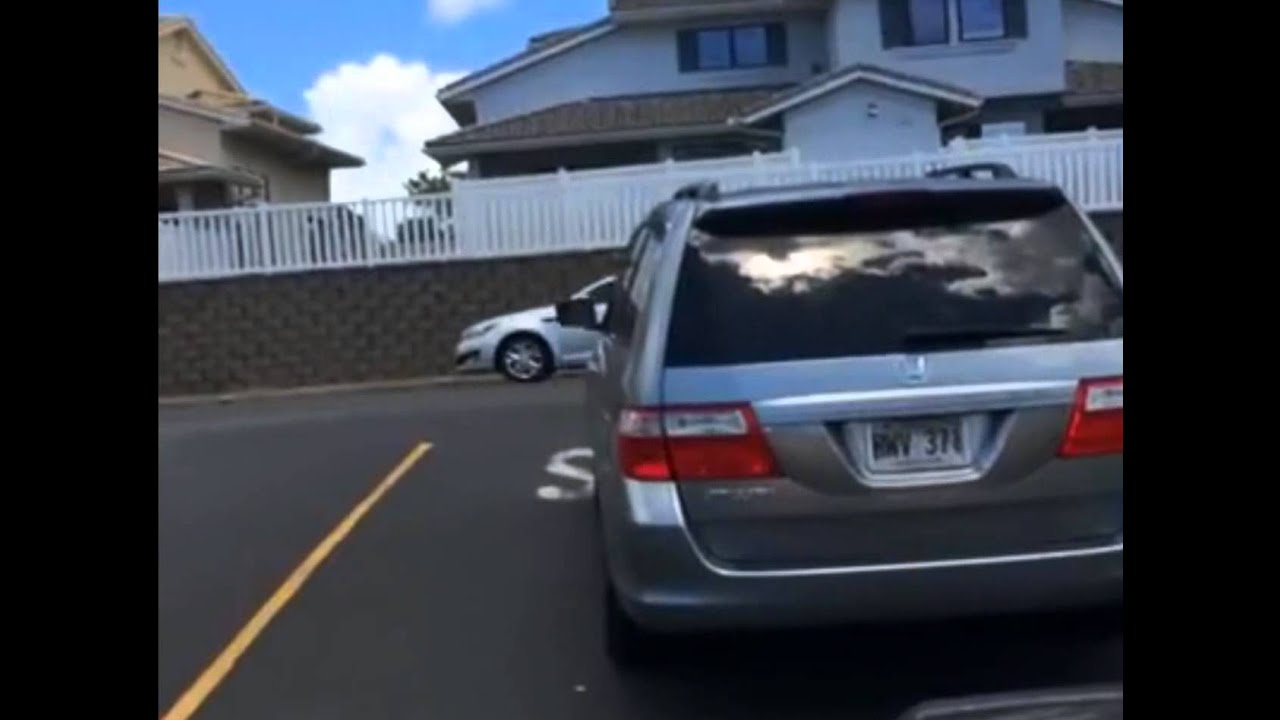 Crazy Road Rage Mom Snaps on Driver - YouTube