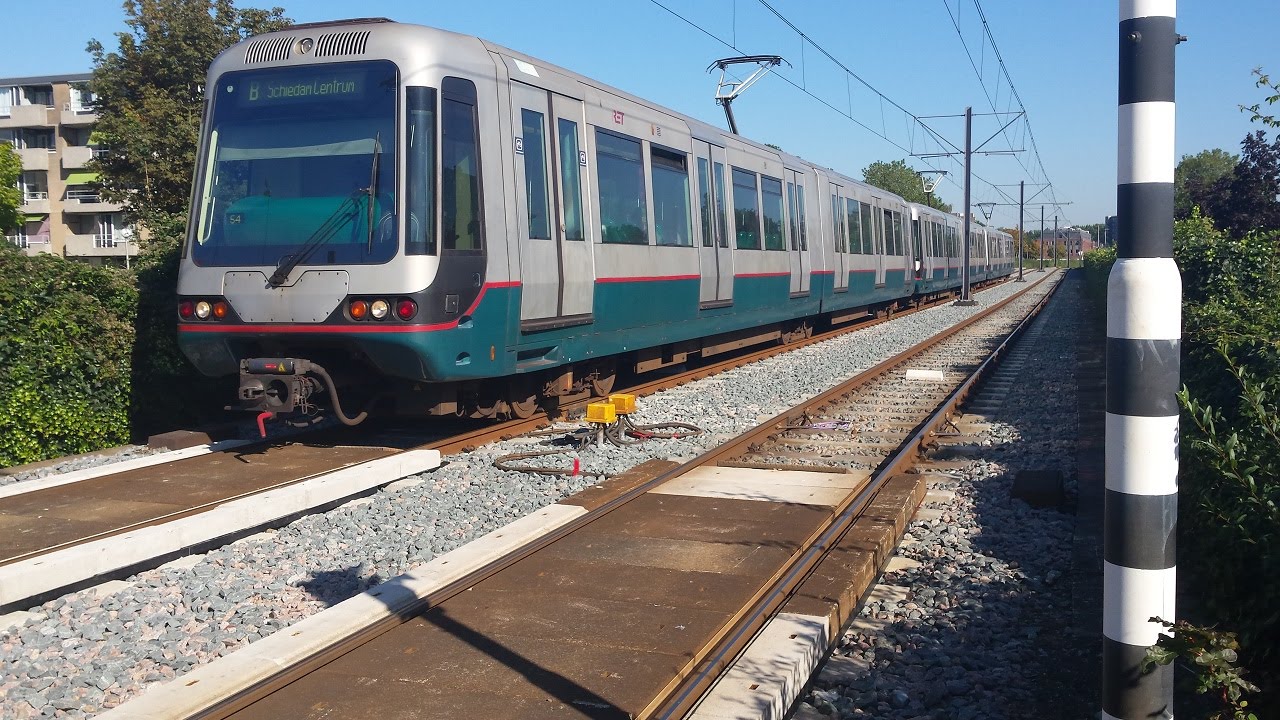 RET Metro 3*Type S in originele kleuren komt aan nabij station Nieuw ...