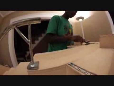 Mike Schneider fingerboarding - YouTube