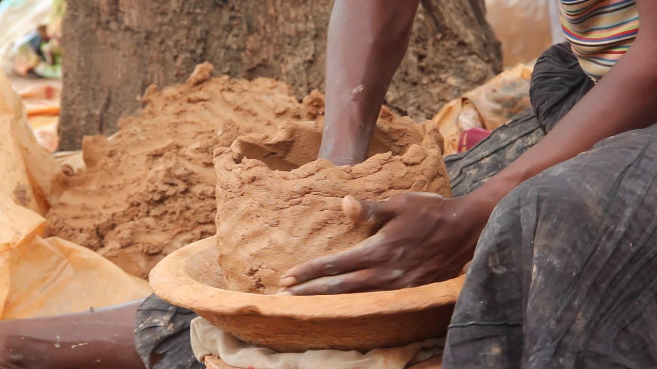 Dans l'atelier du potier - YouTube