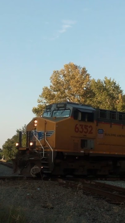 Ex SP/EMD ACe/AC60!!! UP #6352 leads a fast WB UP M-LIHO18 out of Livonia, Louisiana!!! - YouTube