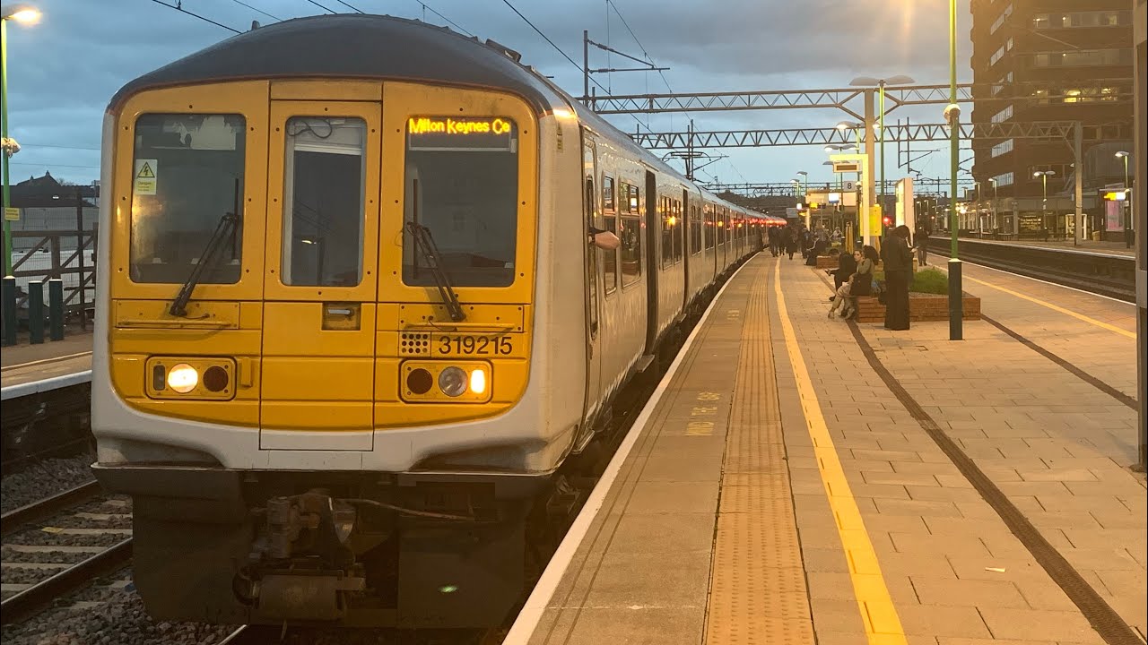 Hellfire Action & Traction From The Class 319 Fleet @ London Euston ...