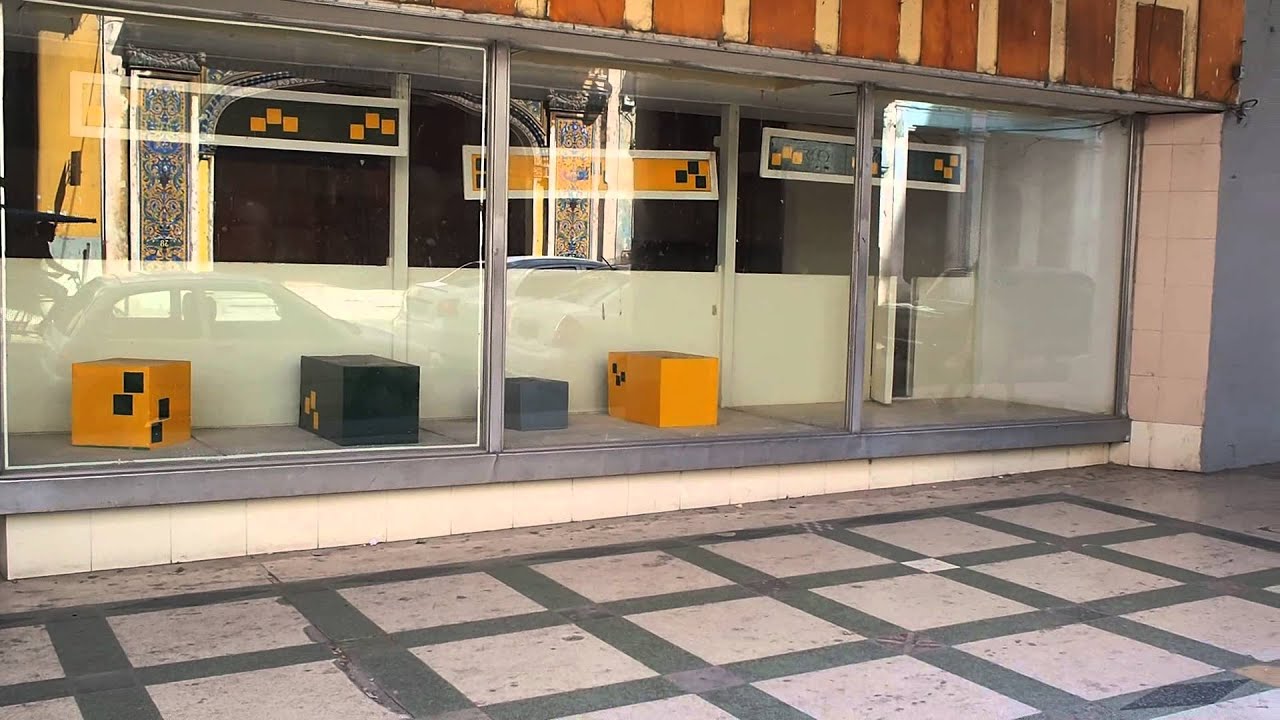 Escaparate vacío en una de las tiendas de Galiano, en La Habana, Cuba ...