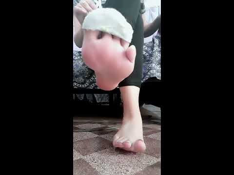 Arab hot girl show her feet and soles on instagram