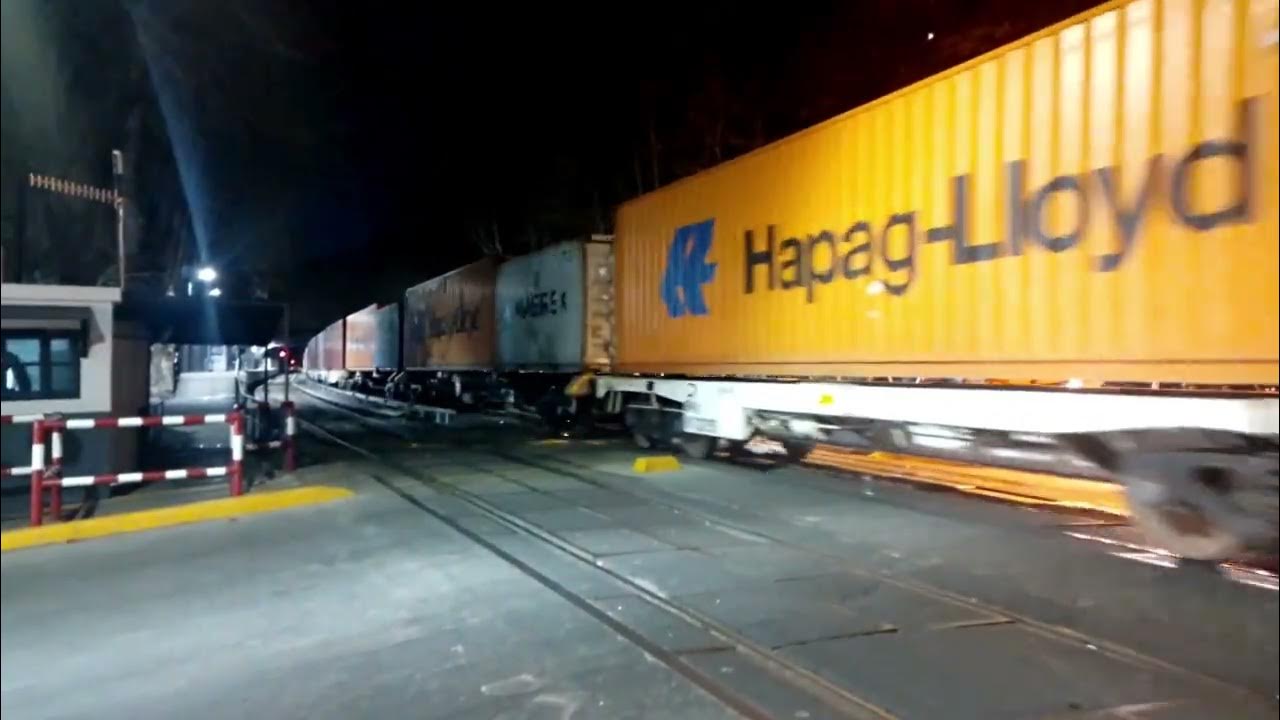 EMD GT22 9022 con un largo PC por San Andrés - YouTube