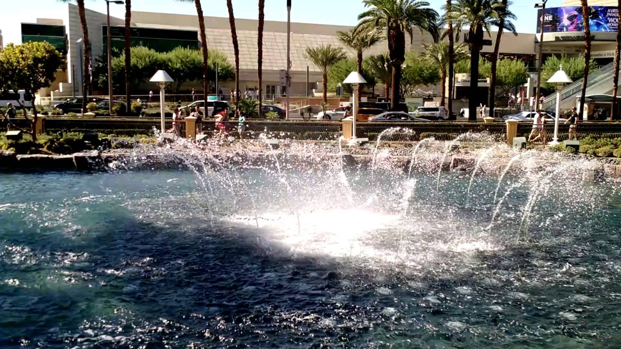 Dancing waters between Palazzo and Wynn. - YouTube