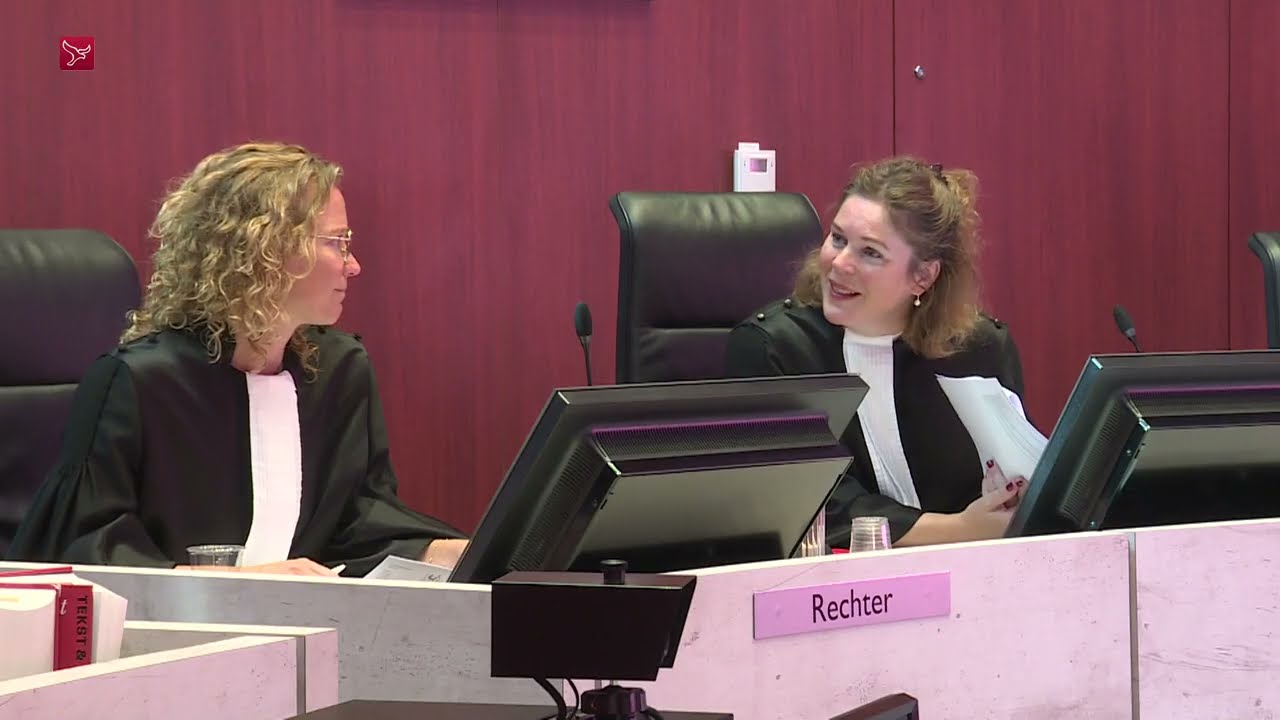 Almeerder voor de rechter voor bedreigen journalisten - YouTube