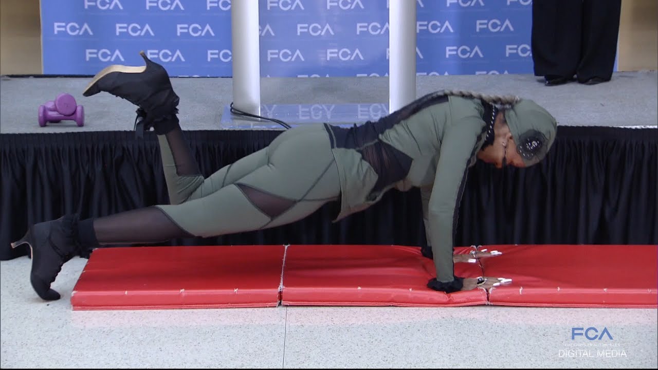 81-year old bodybuilder 'pumps' up FCA Health Fair - YouTube