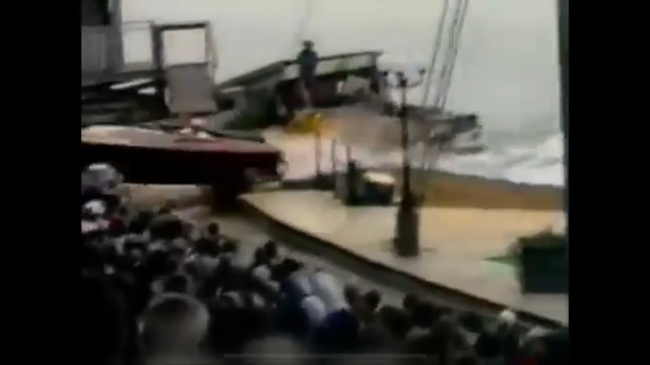 Boat Accident At Sea World - YouTube