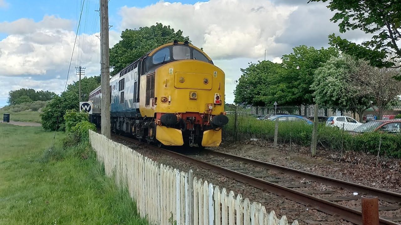 class 37 425 concrete Bob and 025,403 entering Bo'ness with tone 27.05. ...