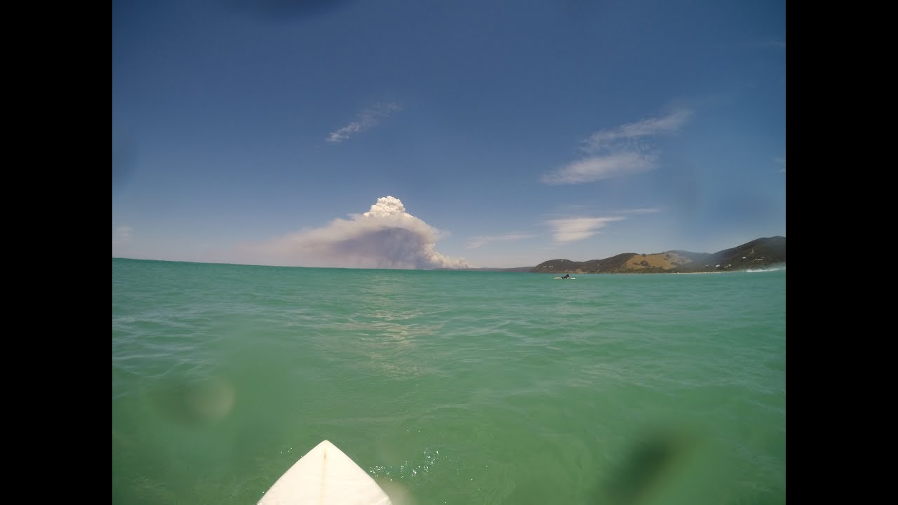 Surfing during the Lorne Bushfire 25/12/2015 - YouTube
