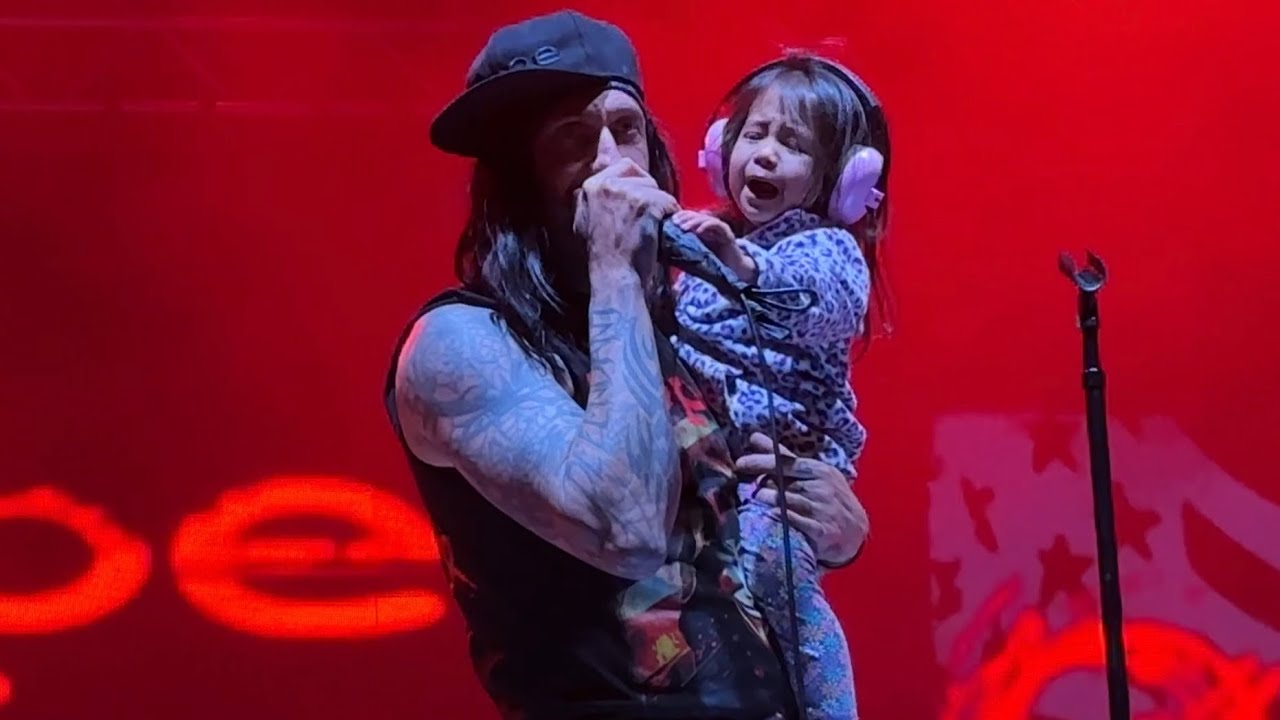 Edsel Dope brings his daughter on stage @ her 1st show!!! (Live in ...