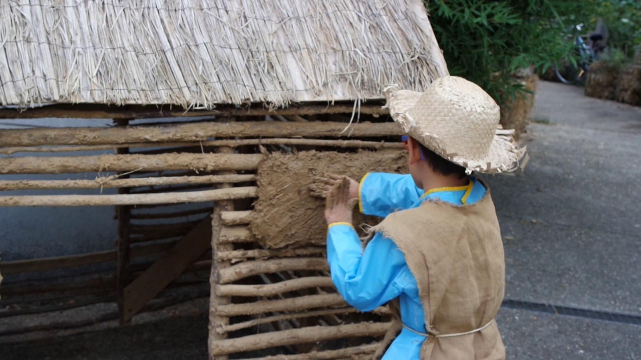 Fabrication de torchis, application du torchis - YouTube