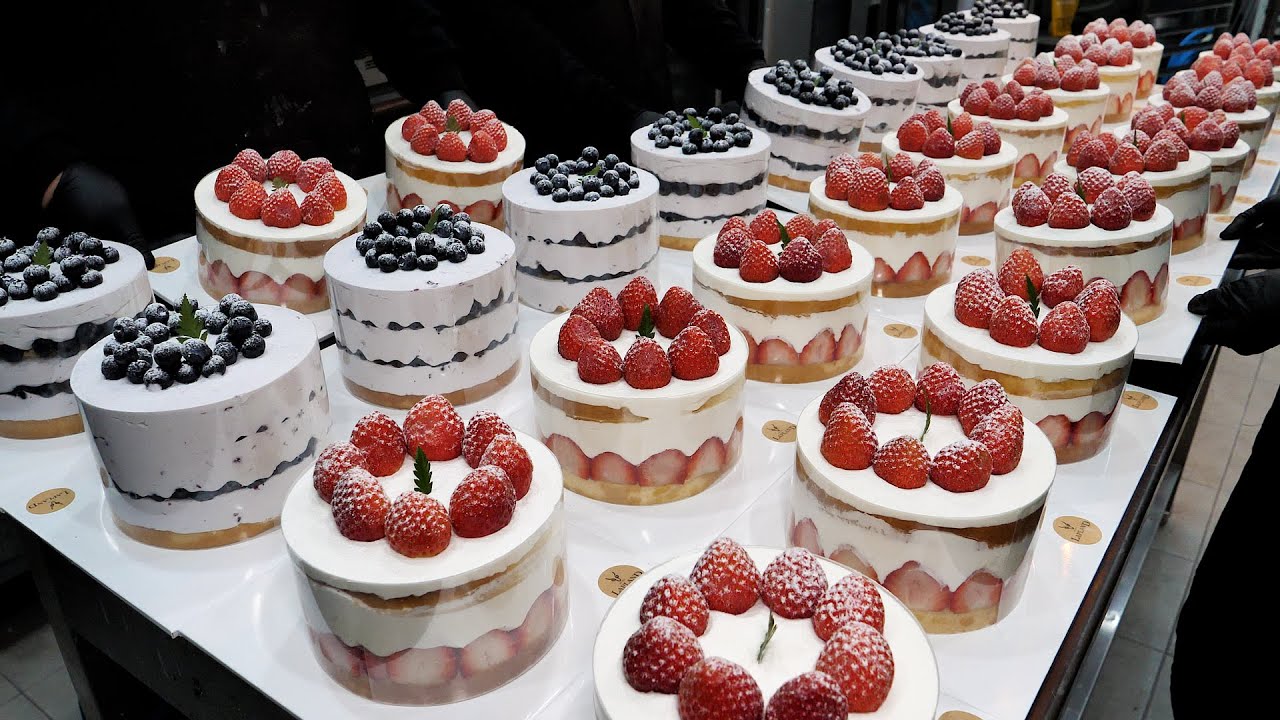 겹겹이 쌓인 생과일들! 신선한 재료로 만드는 다양한 우유 생크림케익 만들기 making fresh cream cake with ...