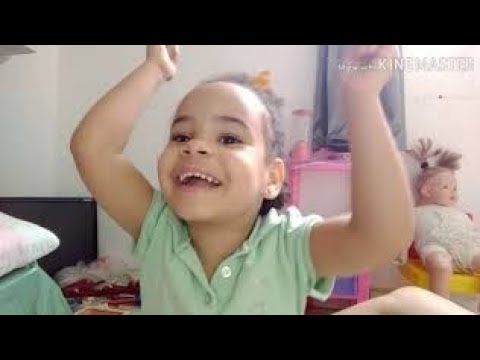 LUIZA DIAS BRINCANDO DE  DAR MAMADEIRA PARA BEBÊ LALY