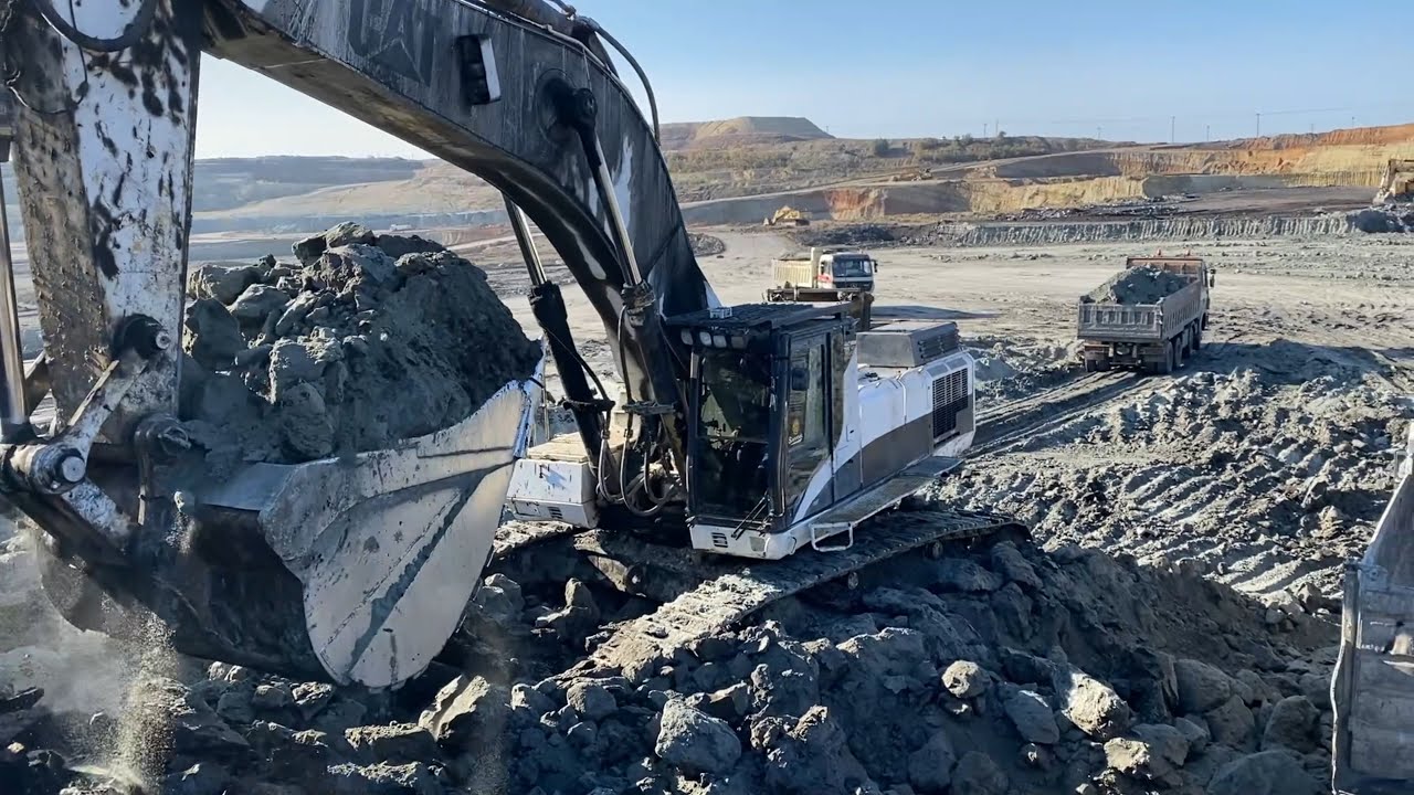 Caterpillar 375 Excavator Loading Trucks - YouTube