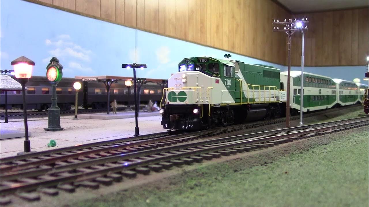 Athearn Genesis GO TRANSIT GP40-2W. - YouTube