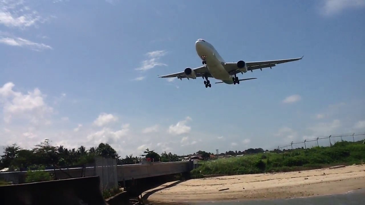 VERY CLOSE : PK-GPK (Garuda Indonesia – Airbus A330-200) landing in ...