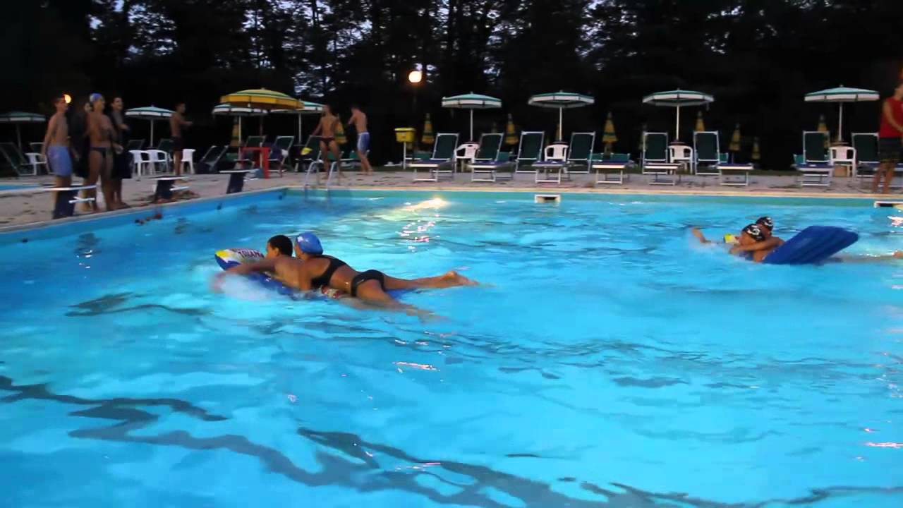 Giochi in piscina a Barga - YouTube