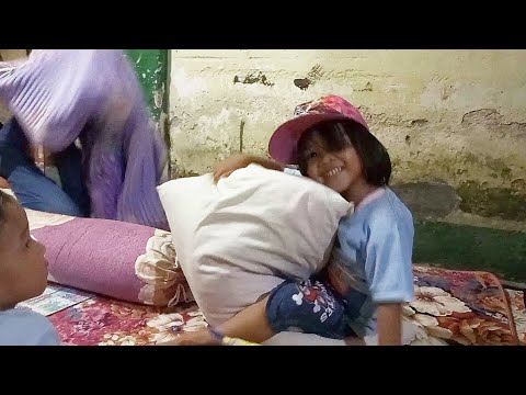 Bermain malam hari bareng kakak dan adik di ruang keluarga.