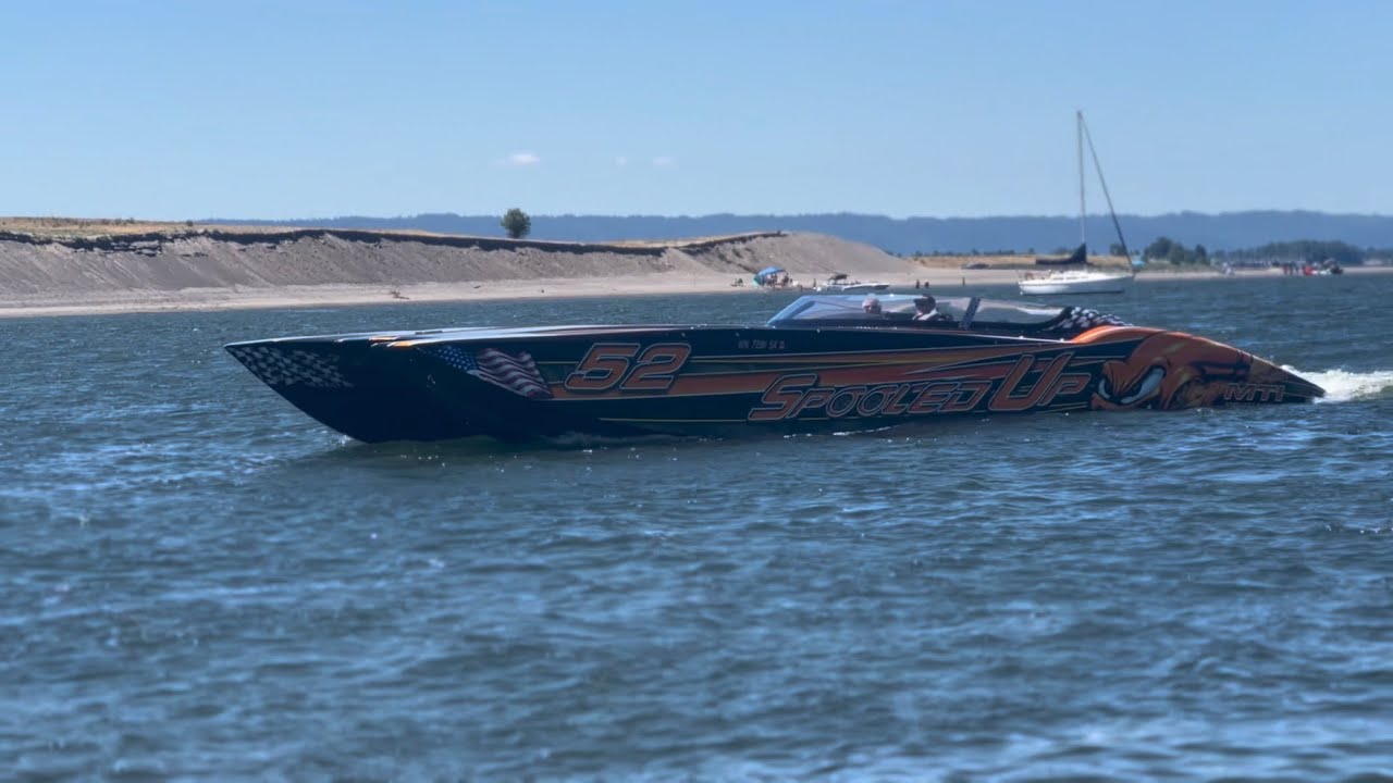 SPOOLEDUP RACING MTI off shore power boat rolling through the Columbia ...