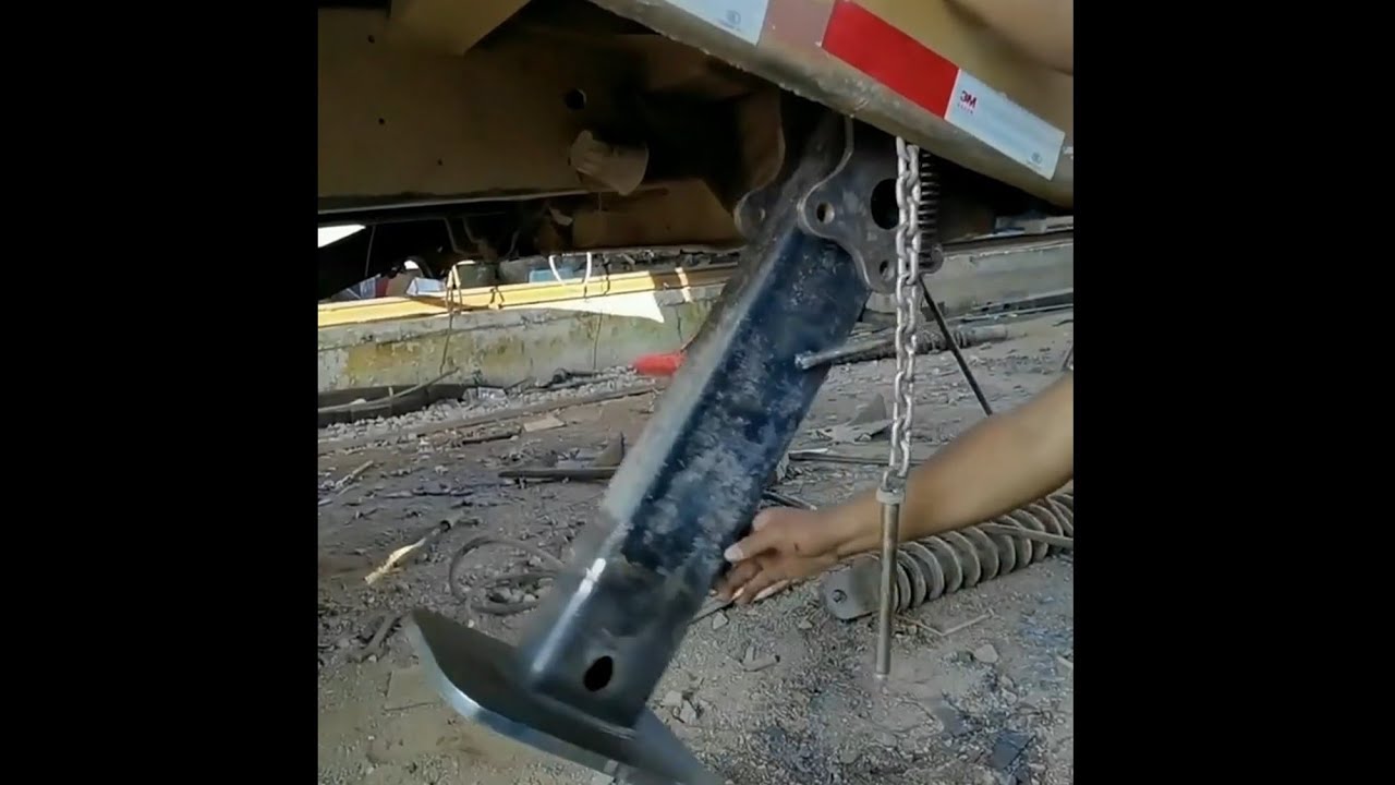 Add additional supporting leg for excavator transporting vehicle ...